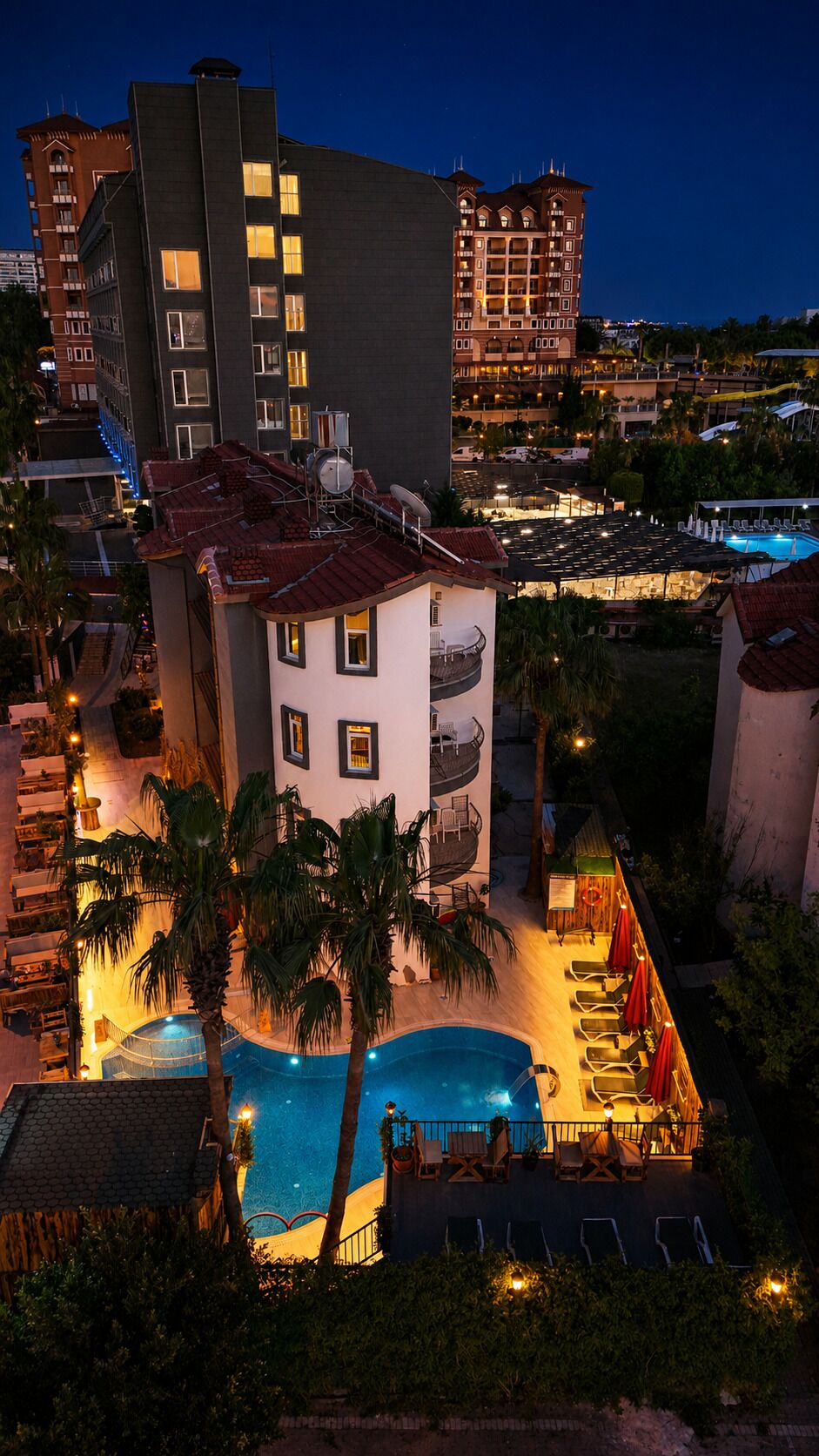 Um hotel com piscina, área de estar externa e vista para outros edifícios.