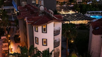 Um hotel com piscina, área de estar externa e vista para outros edifícios.