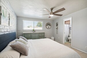 Casa, 4 quartos | 4 quartos, escrivaninha, espaço de trabalho para notebook