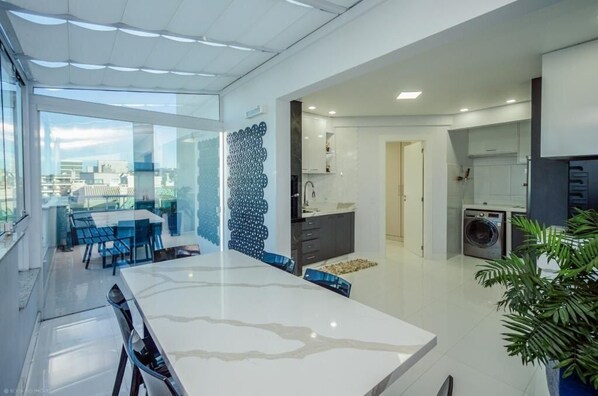 Apartamento | Cozinha privada | Um micro-ondas, liquidificador, utensílios de cozinha 