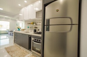 Apartamento | Cozinha privada | Um micro-ondas, liquidificador, utensílios de cozinha 
