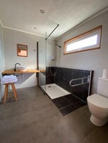 Quarto triplo família | Banheiro | Secador de cabelo (mediante solicitação), toalhas de banho, sabonete 
