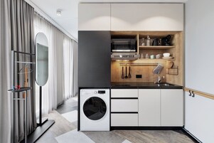 Studio + | Cozinha privada | Geladeira grande, micro-ondas, cooktop, lava-louças