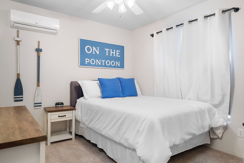 Stocked Pool Home, Rv & Boat Parking, Game Room. Sleeps 13 - Lake Havasu City, AZ
