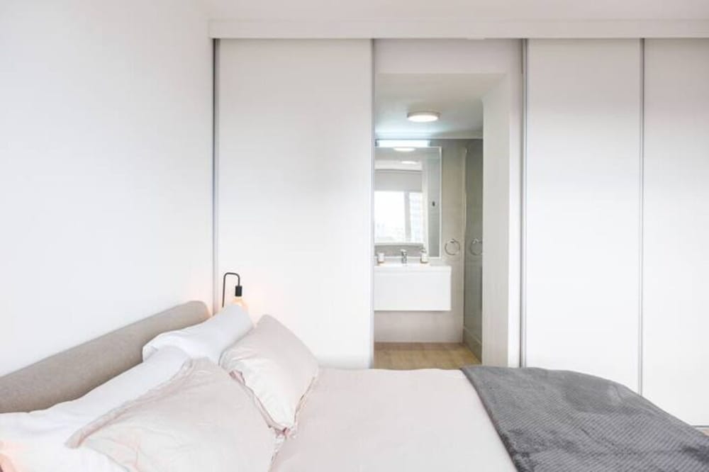 Fully Equipped 1 Bed Apartment - Primely Located In Sea Point With Ocean Views - Cape Town
