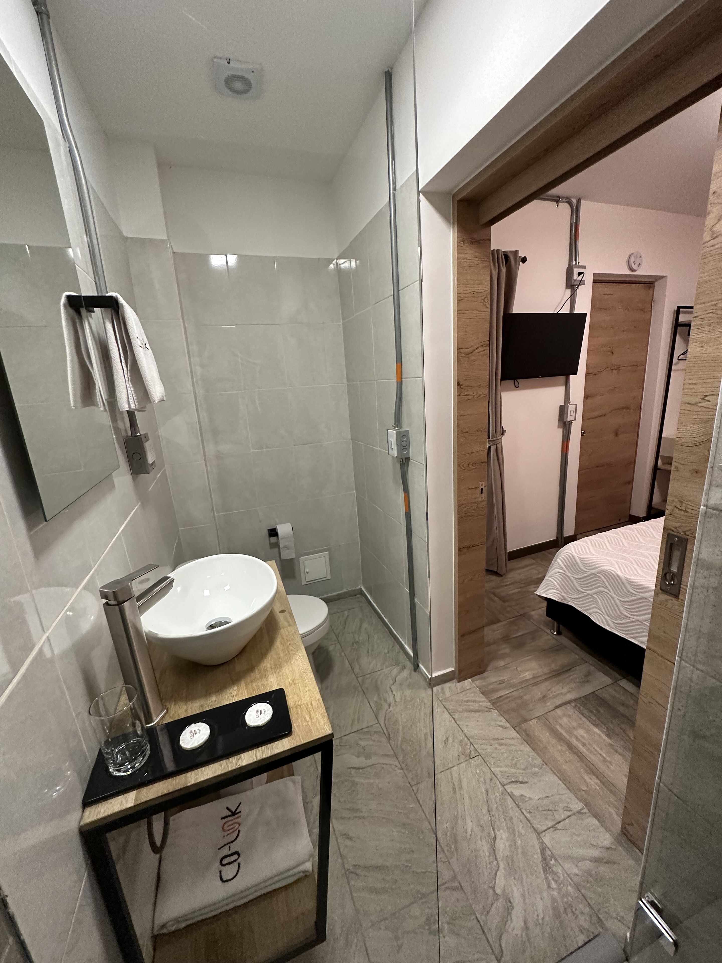 Quarto casal standard, 1 cama de casal, banheiro privativo | Banheiro | Chuveiro, chuveiro com efeito de chuva, produtos de toalete grátis 