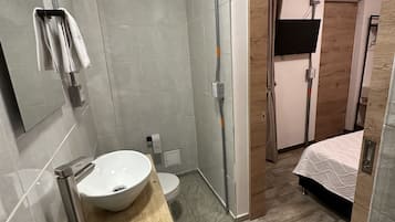 Quarto casal standard, 1 cama de casal, banheiro privativo | Banheiro | Chuveiro, chuveiro com efeito de chuva, produtos de toalete grátis