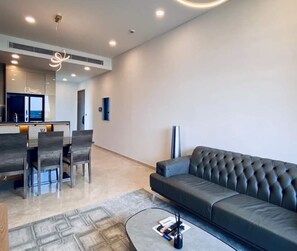 Apartamento família | Área de estar | TV de tela plana