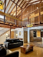 BLACK BEAR (No.13) 3 Bedroom/ 2 Bath, AC Window Unit, Split Level with Staircase | Área de estar | TV LCD 36 polegadas com canais digitais, Netflix, serviços de streaming