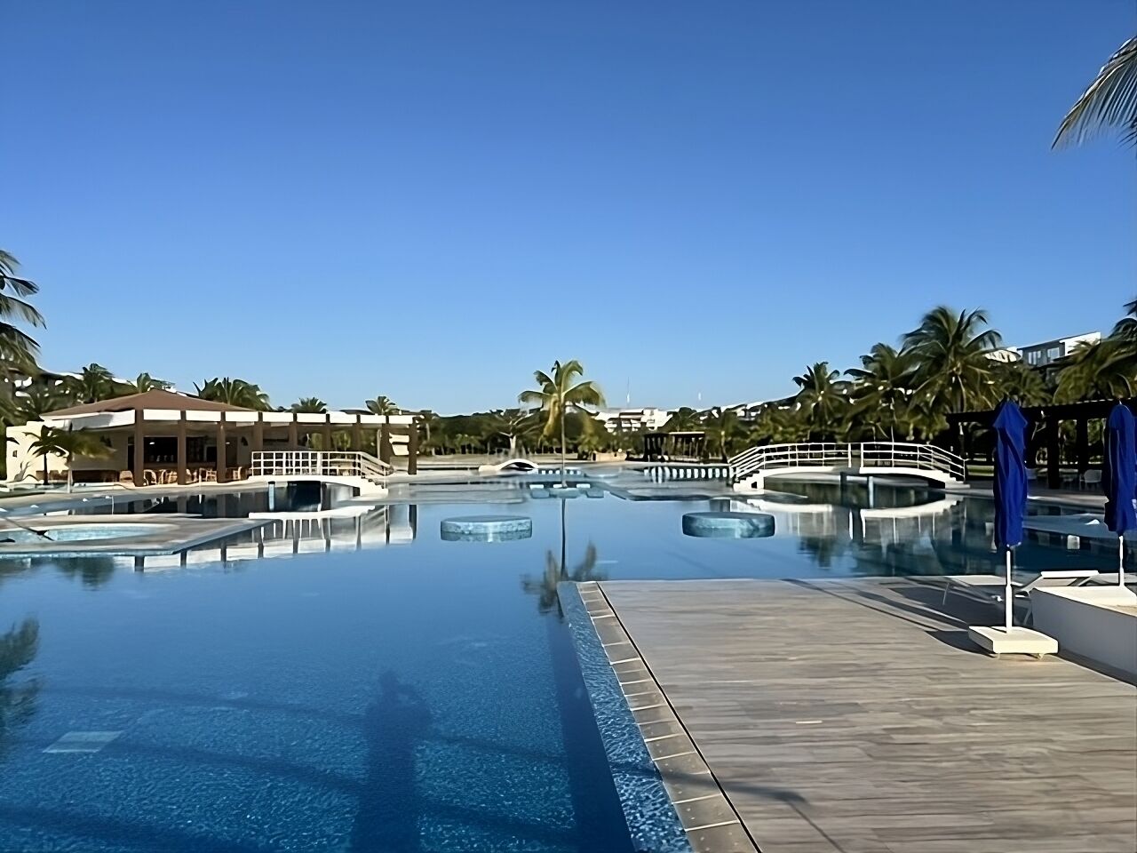 2 piscinas exteriores, da(s) 7:00 à(s) 21:00, guarda-sóis 