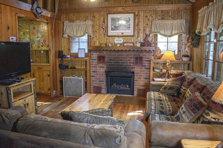 Pine Lake Trout Club Cabin #7!!! - Bainbridge, OH