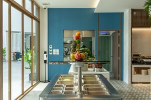 Pequeno-almoço tipo buffet diário mediante uma taxa