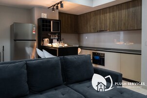 Geladeira, cooktop, chaleira elétrica