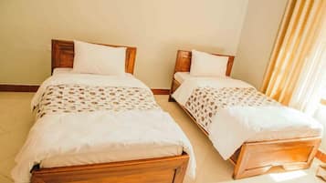 Quarto Duplo ou Twin Deluxe, 1 quarto | Roupa de alta qualidade, camas de colchão pillowtop, secretária