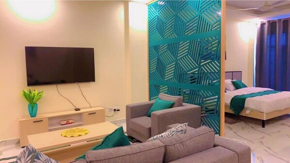 Estúdio de Luxo, 1 quarto, kitchenette, Vista para a cidade | Sala de estar | Smart TV