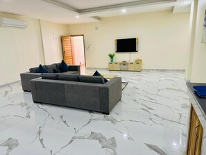Apartamento de Luxo, 1 quarto, kitchenette, Vista para a cidade | Sala de estar | Smart TV