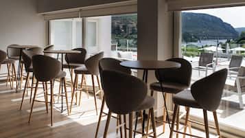 2 bares/lounges