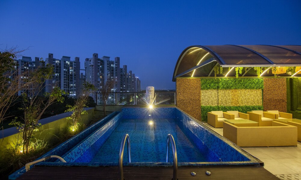 Treebo Premium Embassy Inn - Noida