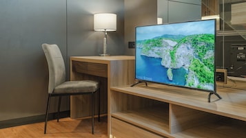 Quarto Executivo | Secretária adequada para computadores portáteis, Wi-fi grátis