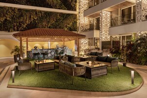 2 bares/lounges, um bar junto à piscina