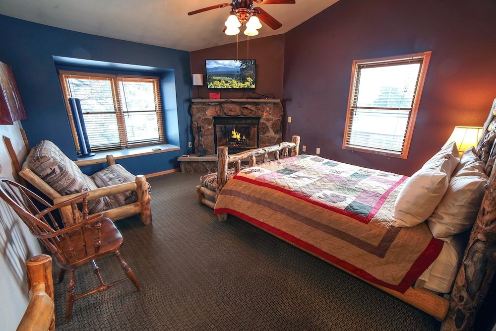 Lazy R Cottages: 18 1 Bedroom Cabin - Estes Park, CO