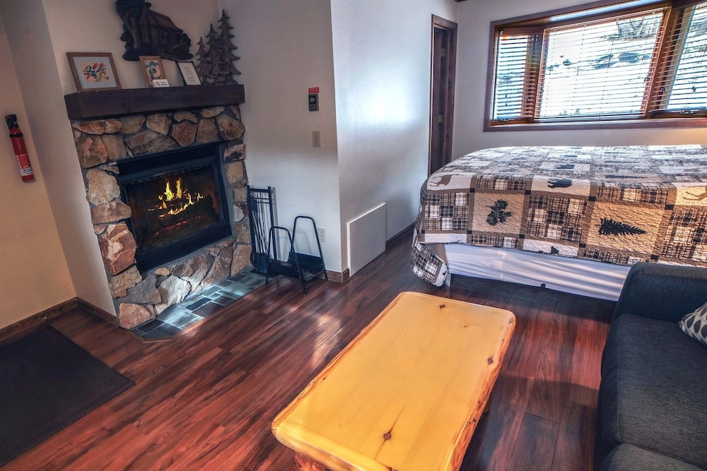 Sunnyside Knoll: 2 Cottage - Estes Park, CO