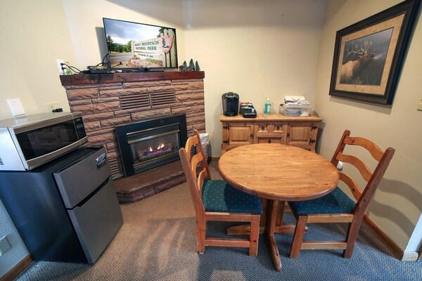 Sunnyside Knoll: 4 1 Bedroom Cabin - Estes Park, CO