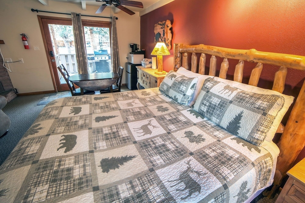 Sunnyside Knoll: 12 1 Bedroom Apts - Estes Park, CO