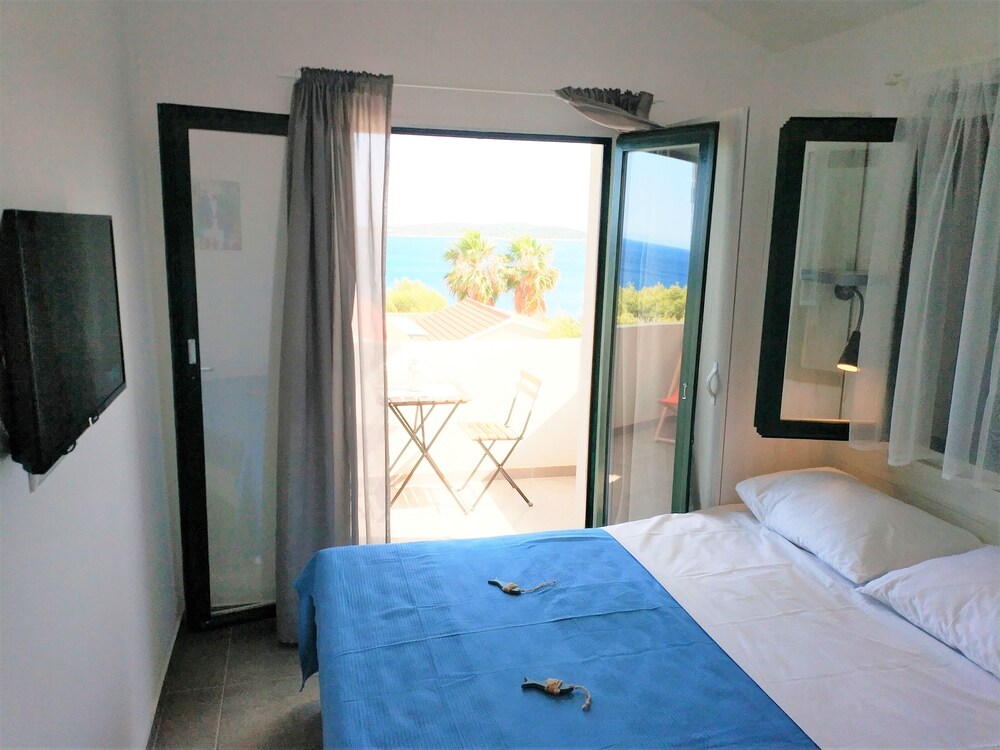 Two bedroom apartment with terrace and sea view Milna, Vis (A-21184-d ...