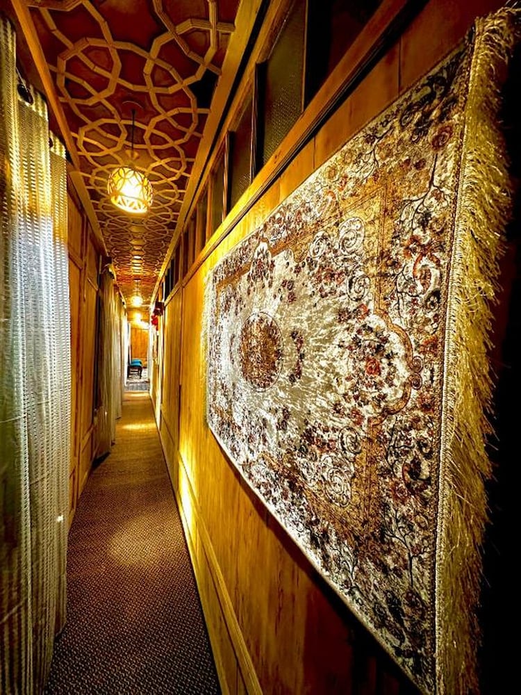 Floating Luxury Group Of Houseboats - Srinagar