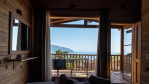 Casa na Árvore Deluxe | Roupa de alta qualidade, camas de colchão Tempur-Pedic, secretária 