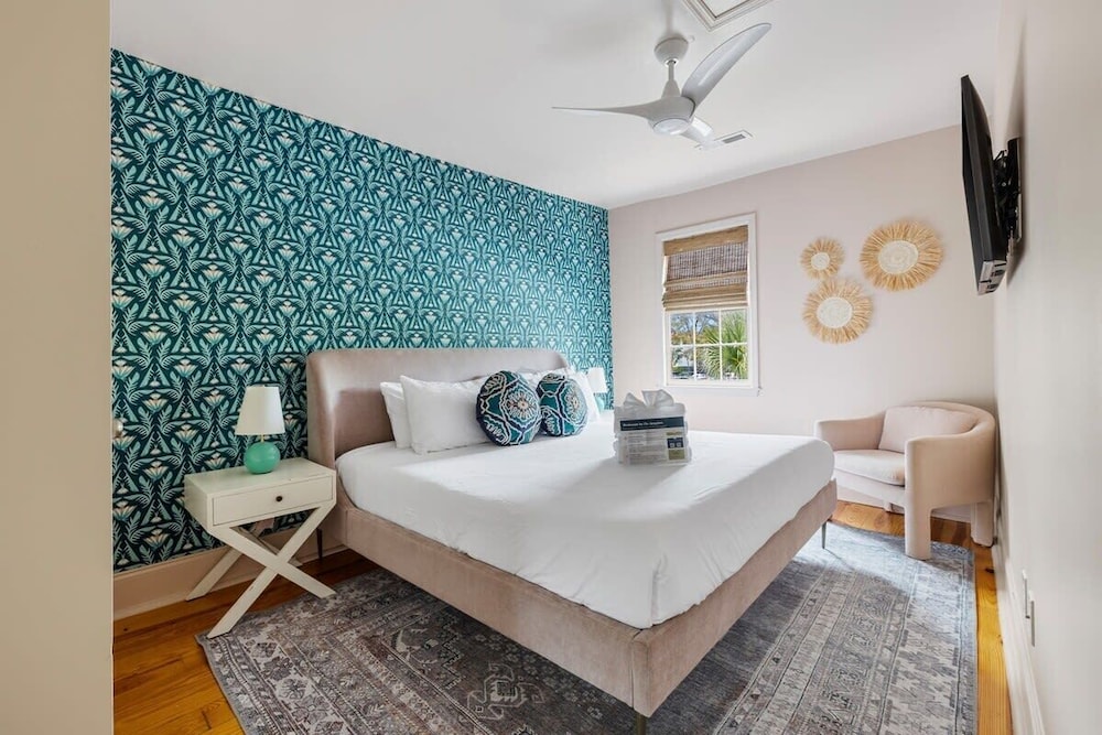 Quaint 2 Bedroom/1 Bath Downtown Charleston - Charleston, SC
