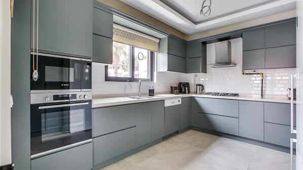 Villa Familiar | Cozinha privada | Um frigorífico, um micro-ondas, um forno, uma placa de cozinha