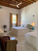 Quarto triplo conforto, vista para o jardim | Cortinas blackout, quartos à prova de som, ferros/tábuas de passar roupa