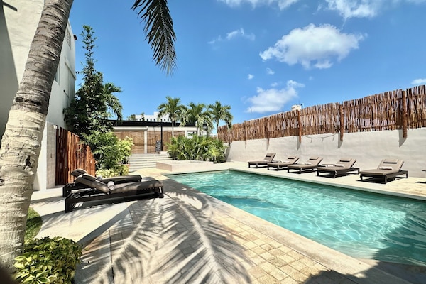 Piscina exterior, da(s) 8:00 à(s) 21:00, guarda-sóis, espreguiçadeiras