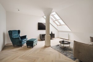 Suíte presidencial (Prague castle view) | Área de estar | Smart TV 55 polegadas com canais digitais