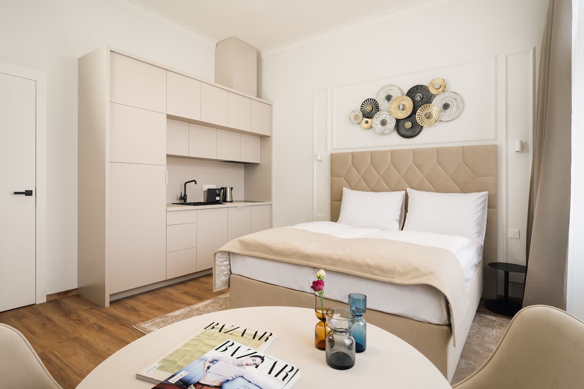 Apartamento Superior | Cozinha privada | Uma máquina de café expresso, uma cafeteira/bule, um frigorífico 