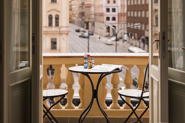 Apartamento Deluxe, varanda (square view) | Roupa de alta qualidade, cofre no quarto, com decoração personalizada