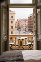 Apartamento luxo, sacada (square view) | Roupas de cama premium, cofres nos quartos, individualmente decorados