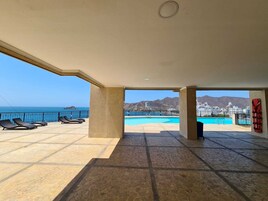 Apartamento família, 2 quartos, vista para o mar | Área de estar | TV de tela plana 40 polegadas com canais a cabo