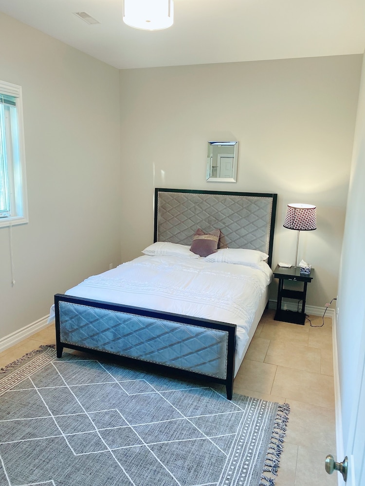 Luxury Guest House In King City - Ontario