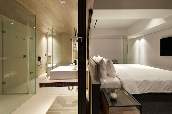 Quarto Deluxe | Roupa de alta qualidade, edredões de penas, cofre no quarto, secretária