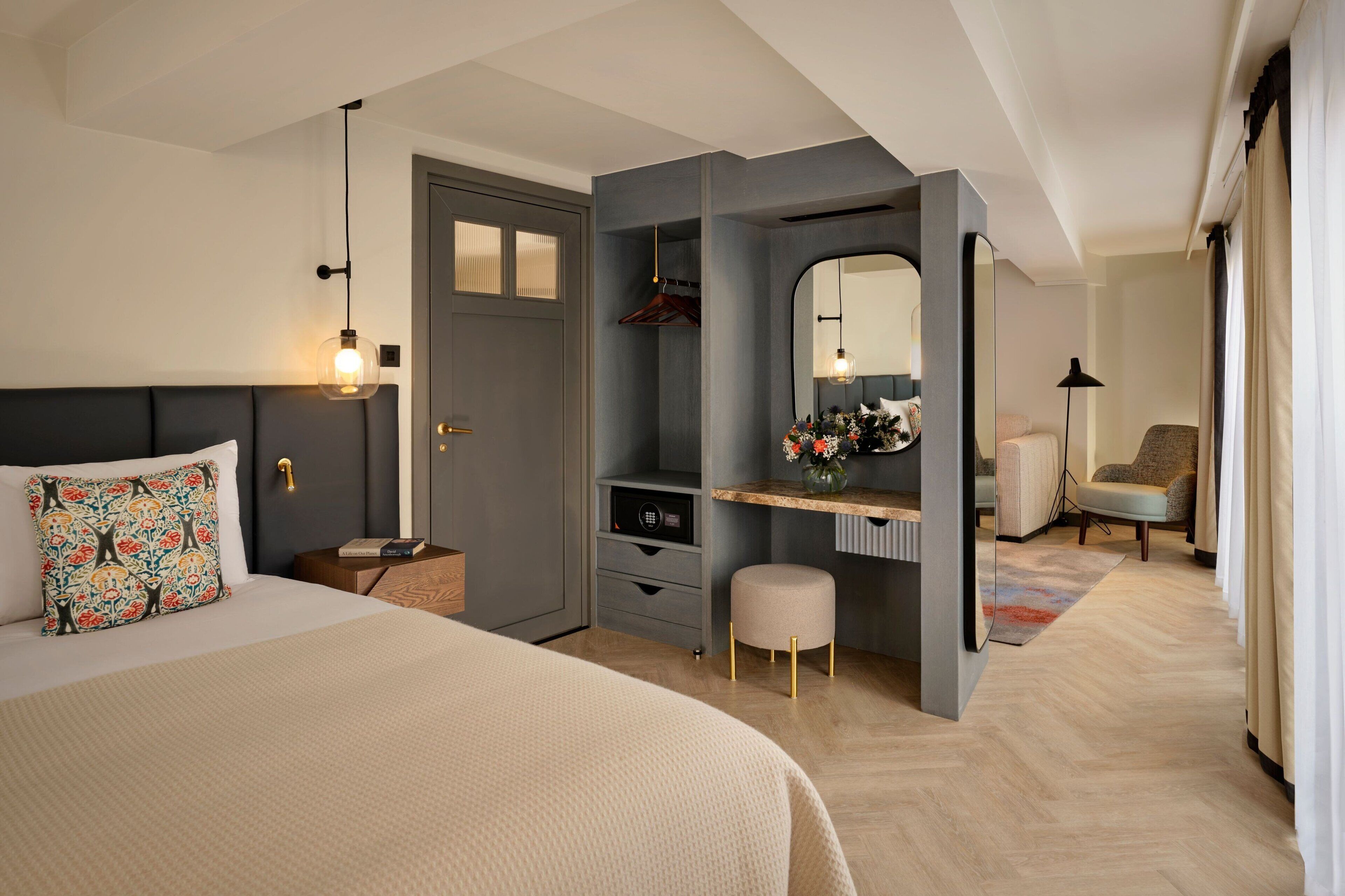 Roupa de alta qualidade, cofre no quarto, secretária 