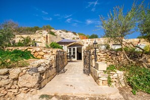 Villa Familiar, 1 quarto, 2 casas de banho (Pleasant stone house & jacuzzi St) | Exterior