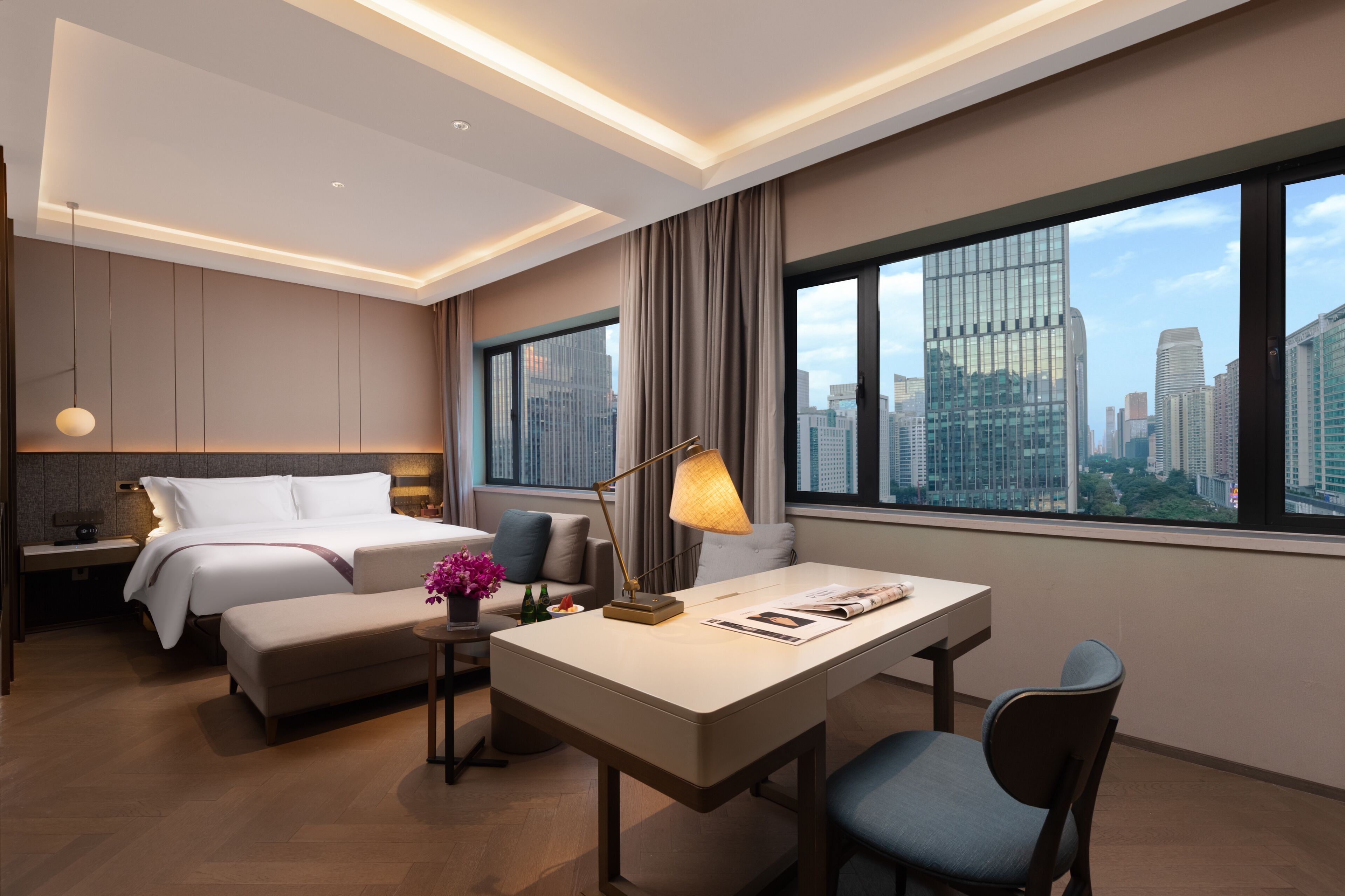 Quarto Executivo | Edredões de penas, minibar com produtos grátis, cofre no quarto 