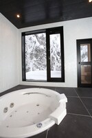 Villa | Casa de banho | Um secador de cabelo, chinelos, Piso aquecido (casa de banho) 