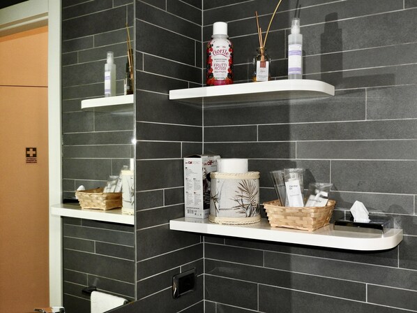 Quarto casal ou duplo luxo | Banheiro | Chuveiro, chuveiro com efeito de chuva, produtos de toalete grátis