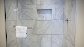 Apartamento empresarial | Banheiro | Produtos de toalete grátis, secador de cabelo, toalhas de banho