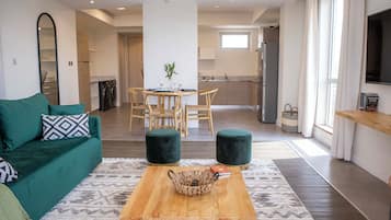 Apartamento empresarial | Área de estar | TV de tela plana