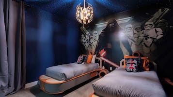 Quarto com duas camas, teto estrelado e um mural de Star Wars.